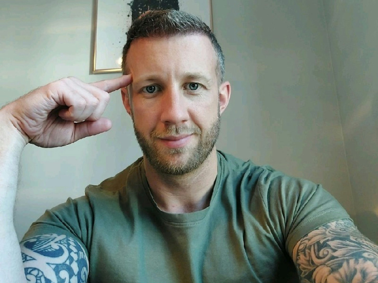 被控協助香港間諜活動 其中一名被告伏屍公園 - 中華時報China Times